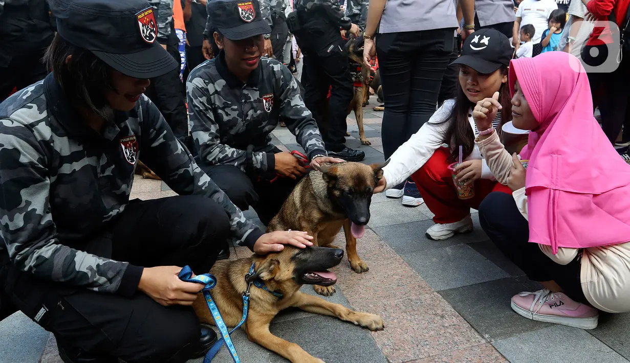 FOTO: Aksi Detasemen K9 Gelar Simulasi Proteksi di HI - Foto Liputan6.com
