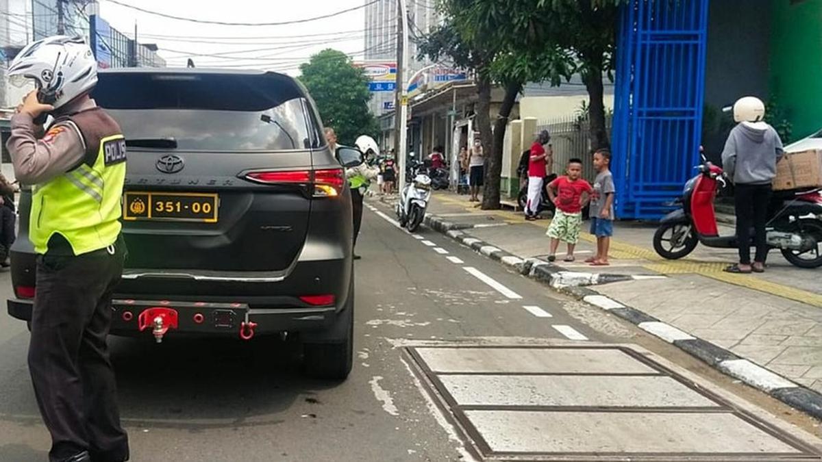Viral Polantas Berhentikan Toyota Fortuner Berpelat Dinas Polri Palsu ...