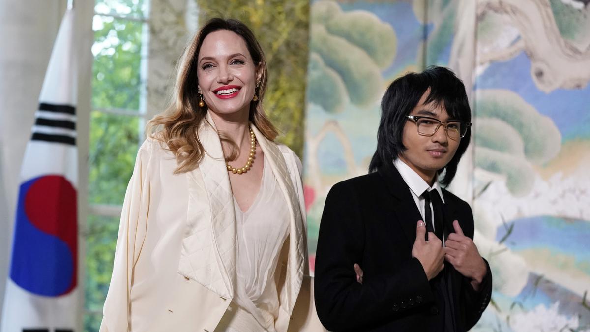 Ditemani Anaknya, Angelina Jolie Tampil Cantik saat Hadiri Makan Malam ...