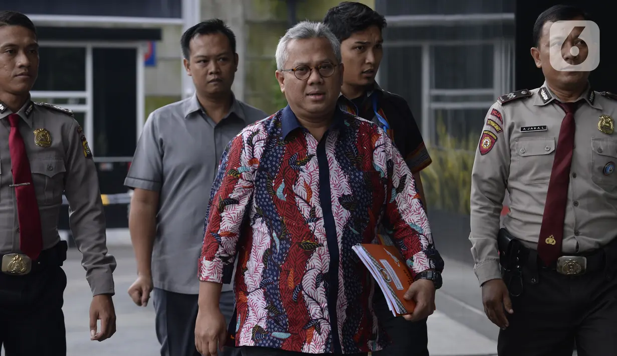 FOTO: Ekspresi Ketua KPU Arief Budiman Saat Penuhi Panggilan KPK - Foto Liputan6.com