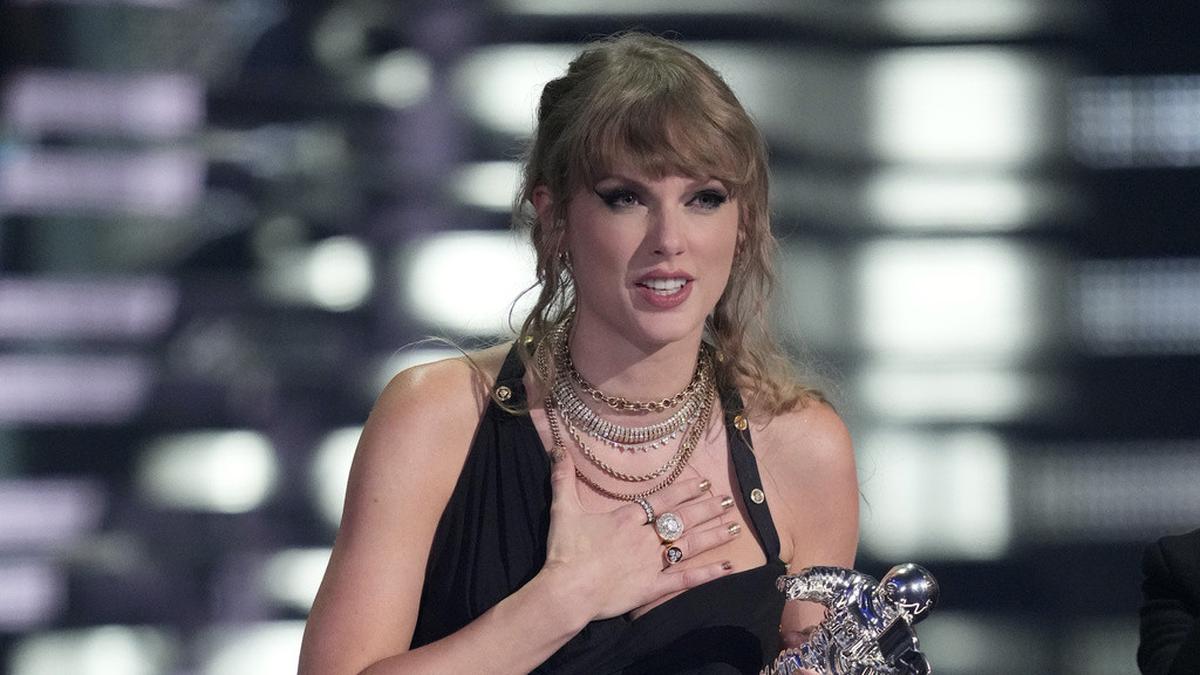 Taylor Swift Diisukan Jalin Asmara dengan Travis Kelce, Nonton Bareng ...