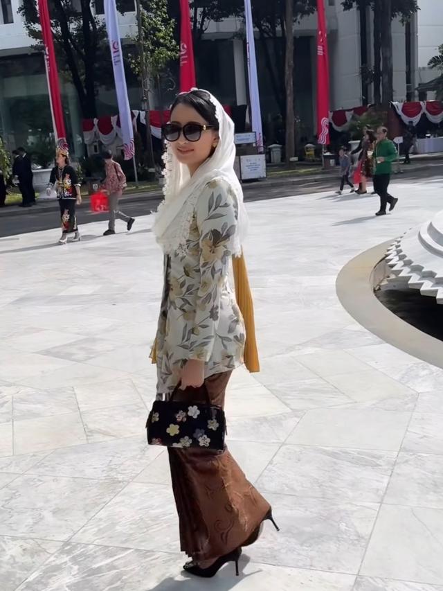 6 Potret Anggun Dyah Roro Esti Kenakan Batik dan Kebaya, Anggun dan Elegan
