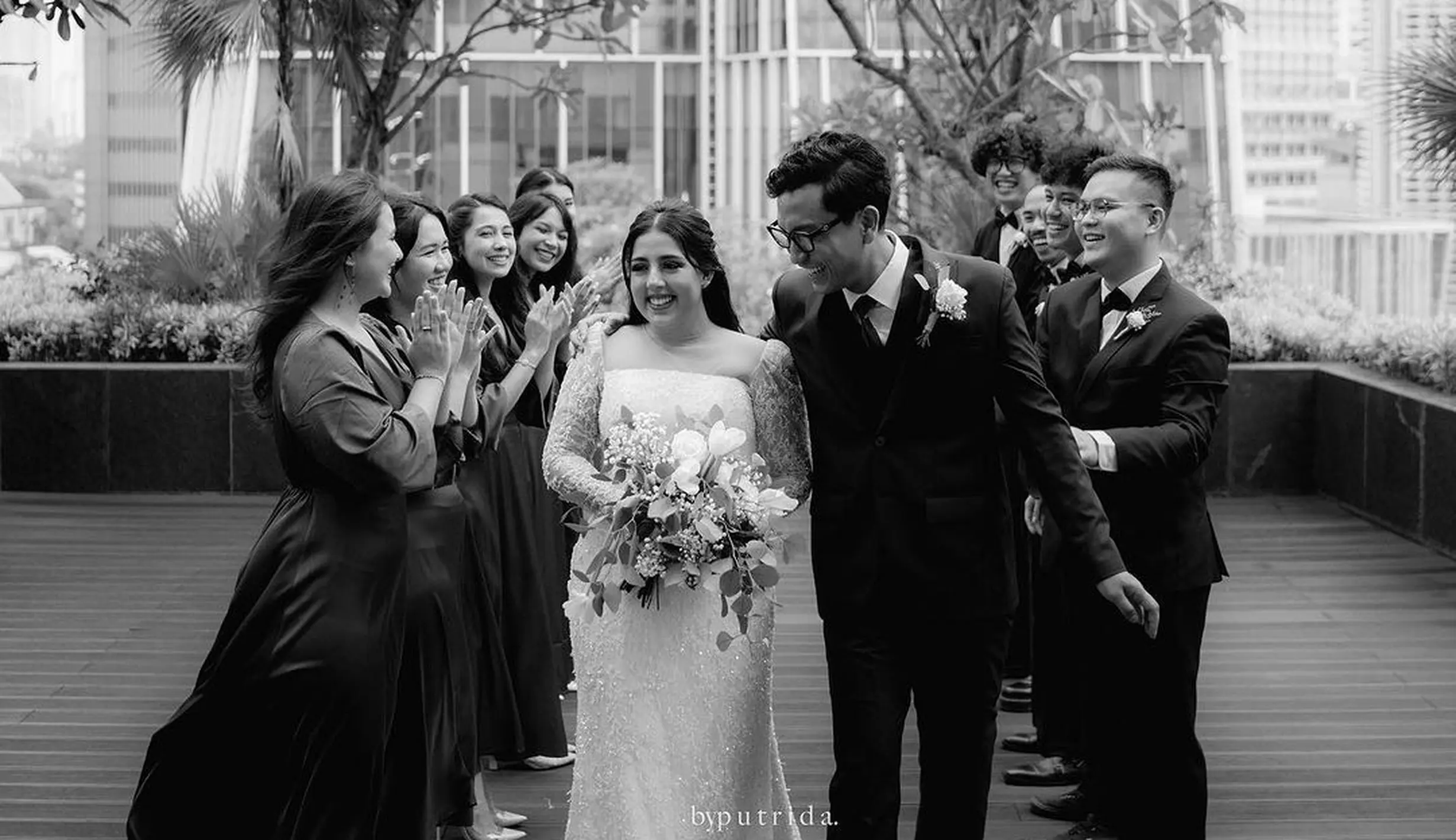 6 Gaya Nessie Judge Dibalut Gaun Putih Klasik di Momen Resepsi Pernikahan