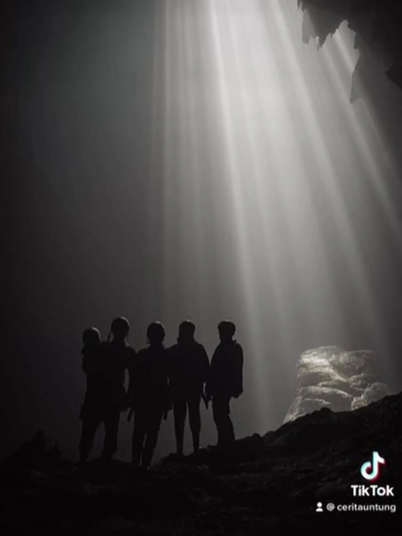 10 Potret Arie Untung dan Keluarga Nikmati Goa Sedalam 90 Meter, Indah ...