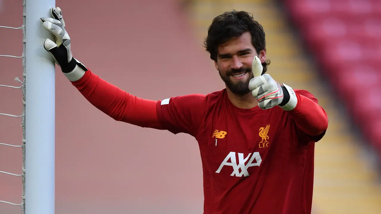 Alisson Becker Tinggalkan Tur Pramusim Liverpool di Jepang karena ...