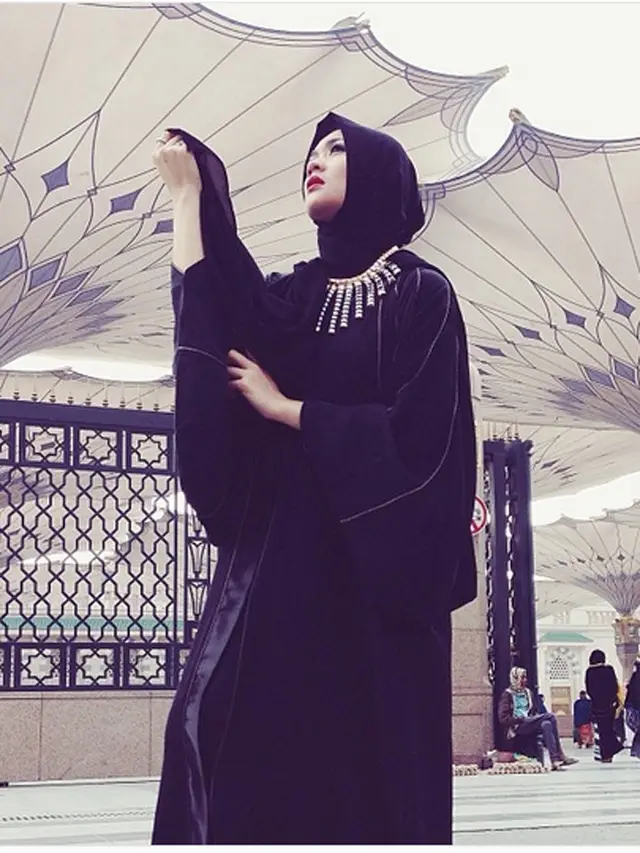 Foto Kini Berhijab, Indah Dewi Pertiwi Dapat Hidayah Di Palestina ...