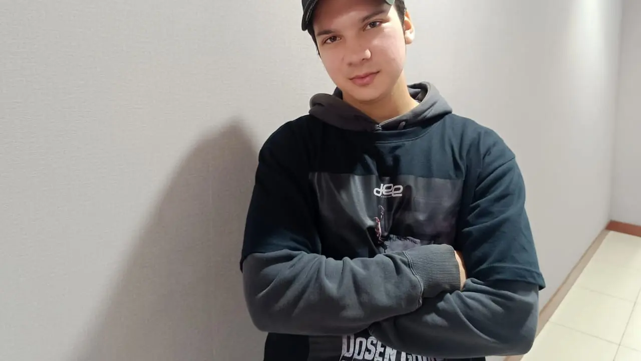 Penampilan Endy Arfian Saat Reading Naskah Film Dosen Ghaib, Rambut ...