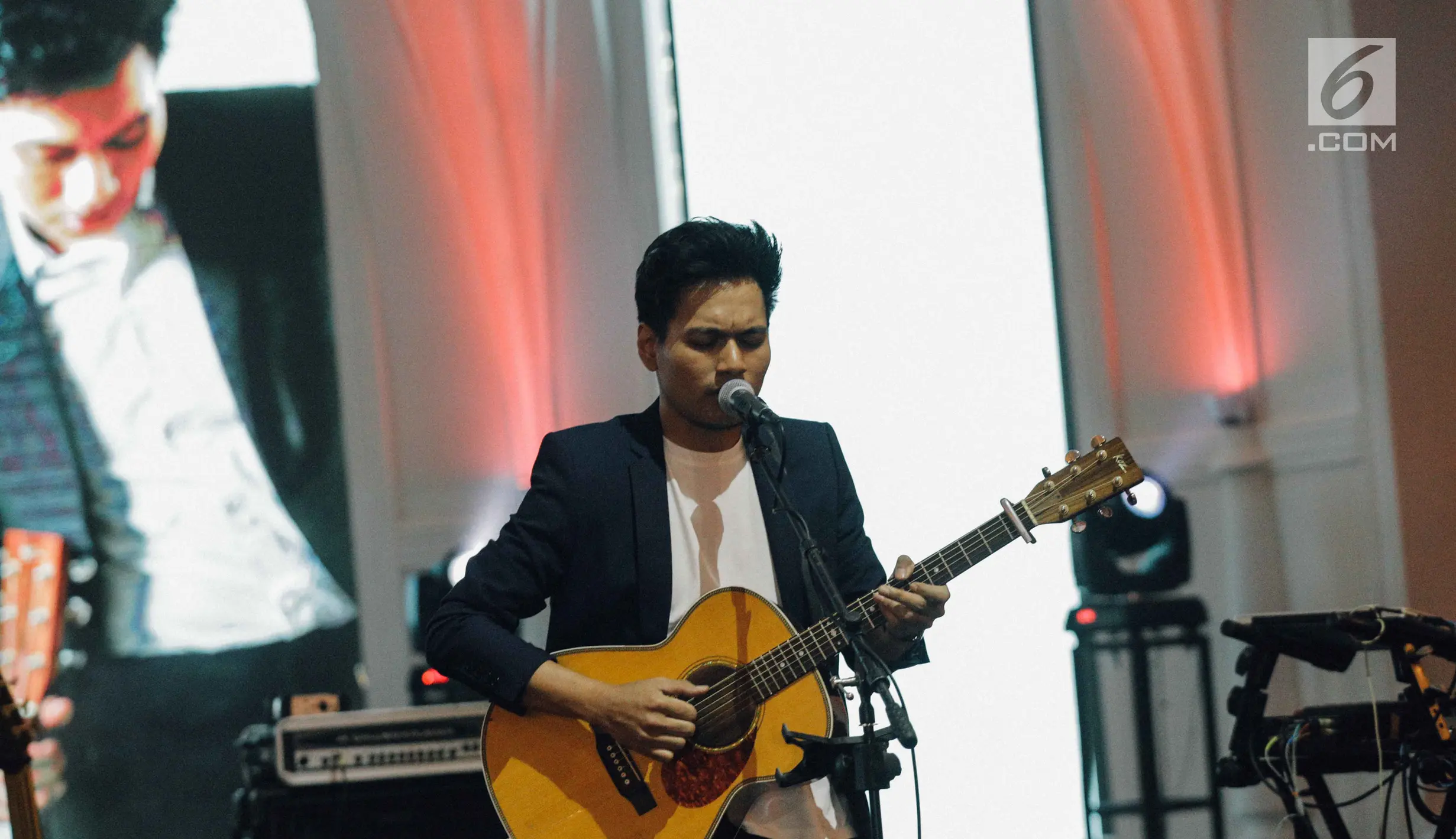 FOTO: Aksi Panggung Afgan, Isyana, dan Rendy Pandugo Saat Rilis Lagu ...