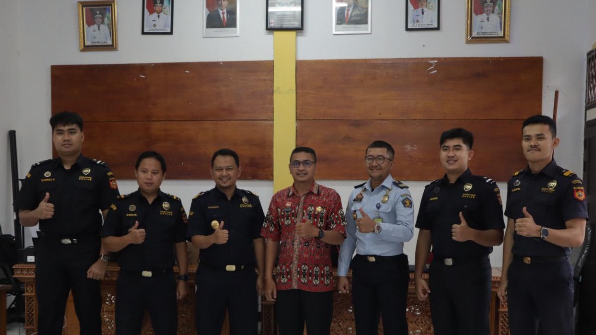 Peduli Desa Perbatasan, Imigrasi Entikong dan Bea Cukai Entikong Gelar ...