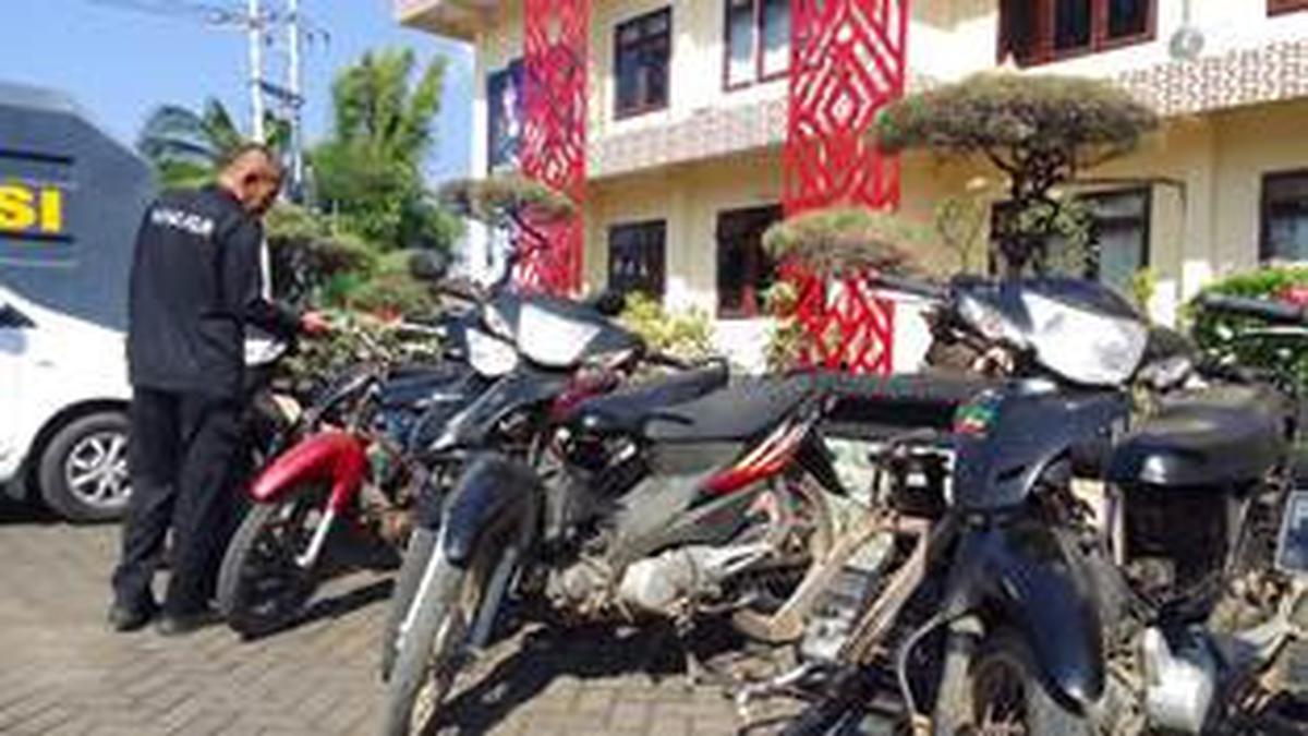 Polisi Bekuk Pencuri dan Penadah Curanmor di Situbondo, Amankan 8 Motor