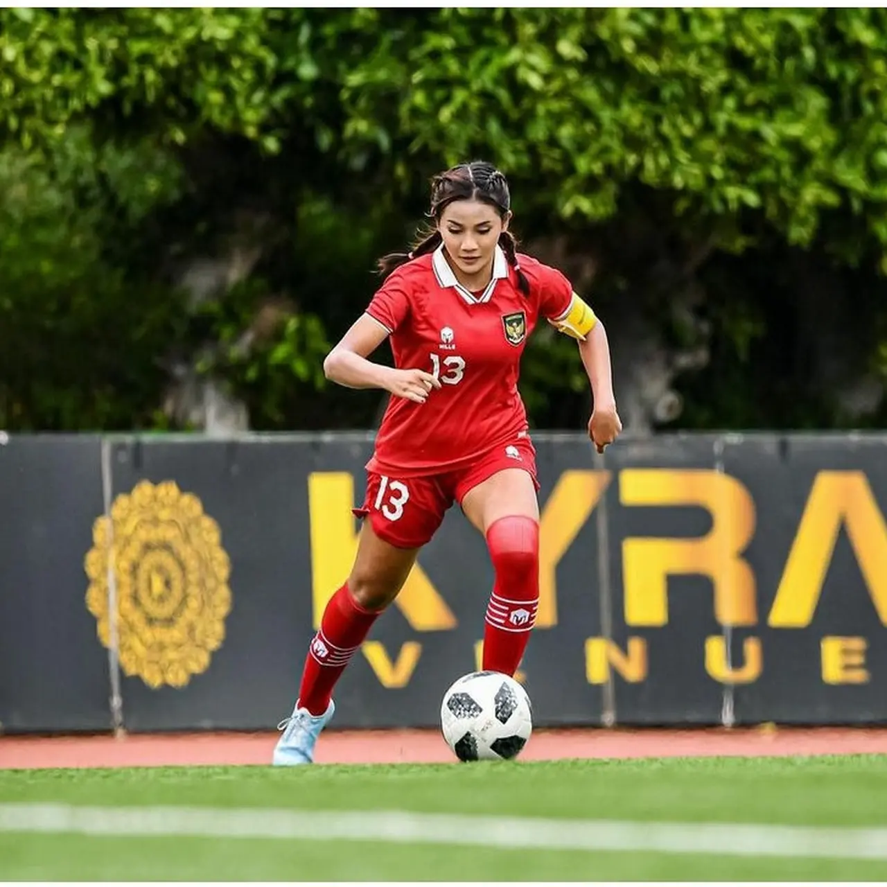 Potret Cantik Shafira Ika Putri Beraksi di Lapangan Menggiring Si Kulit Bundar - Ragam Bola.com