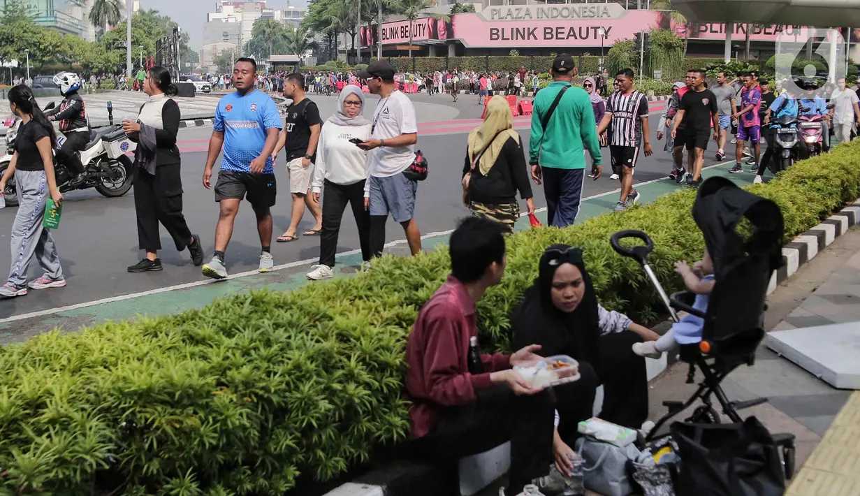 Meski CFD Ditiadakan, Warga Tetap Padati Kawasan Sekitar Bundaran HI Jakarta - Foto Liputan6.com