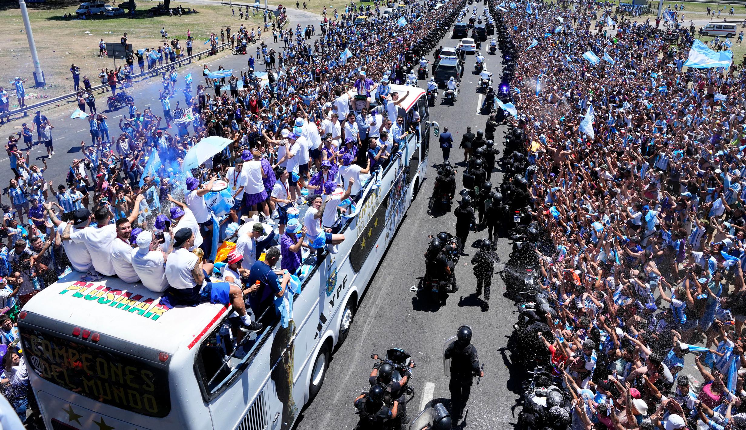 Parade Juara Piala Dunia 2022, Lionel Messi Cs Disambut Bak Pahlawan di ...