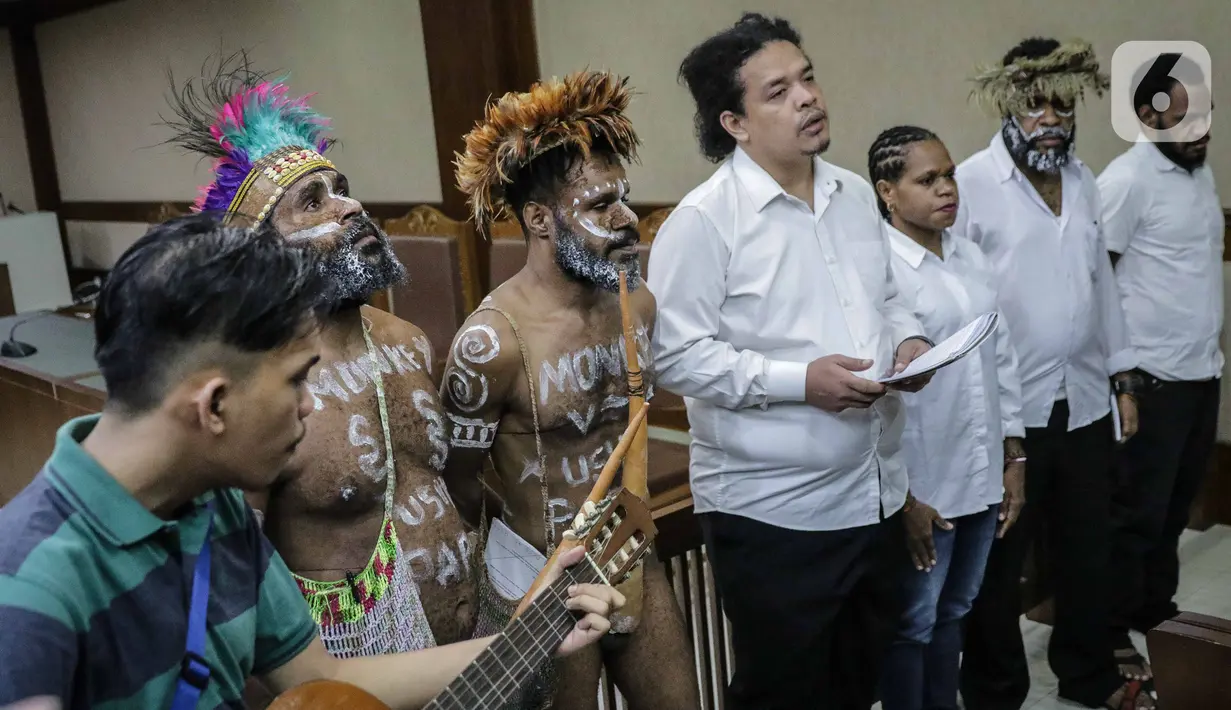 FOTO: Kasus Pengibaran Bendera Bintang Kejora, 2 Terdakwa Tetap Pakai ...