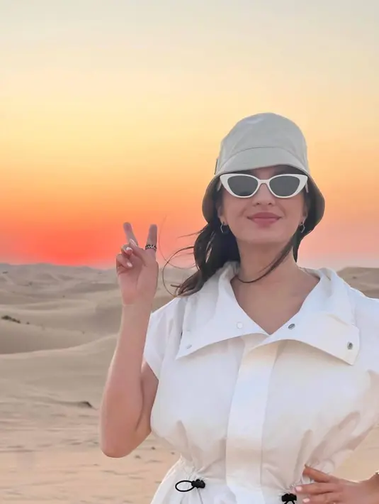 Seru Main di Gurun Pasir, Ini Momen Liburan Raline Shah saat di Abu ...