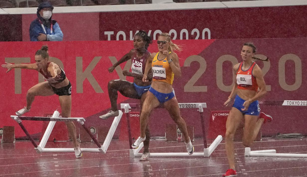 FOTO: Detik-Detik Atlet Denmark Terjatuh di Lintasan Lari Gawang Olimpiade