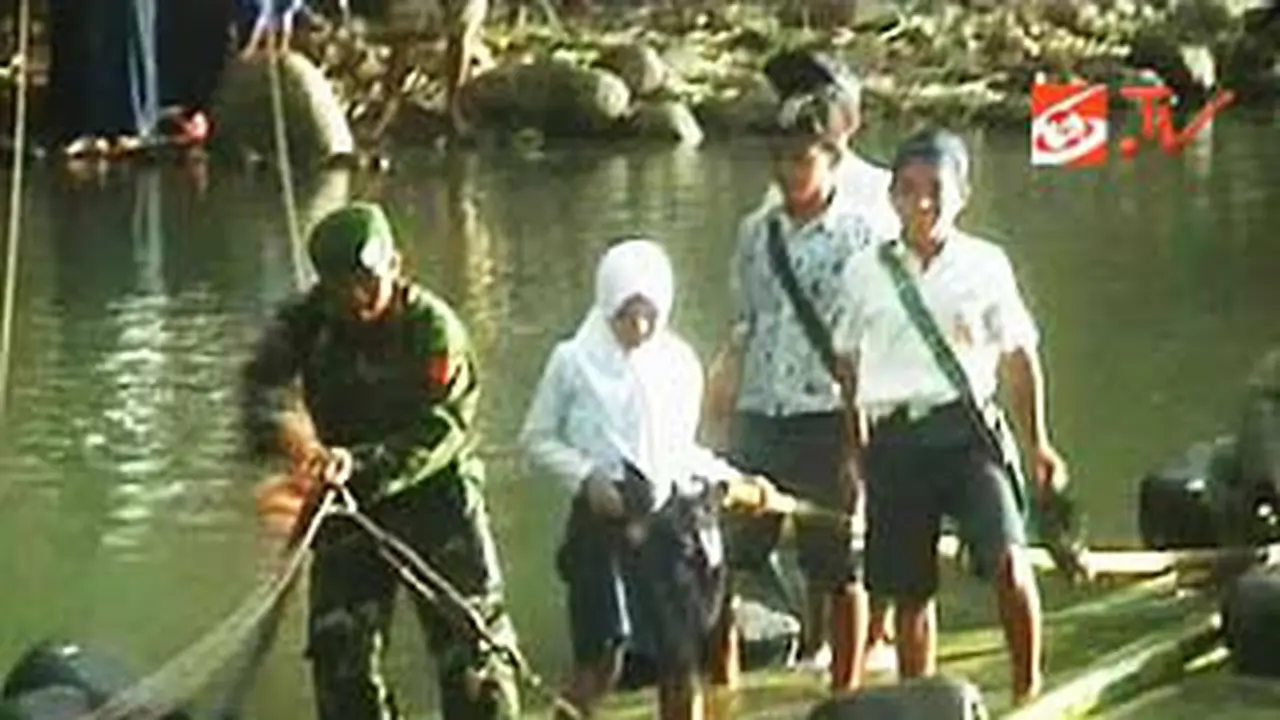 Jembatan Putus, Pelajar Naik Rakit ke Sekolah - News Liputan6.com