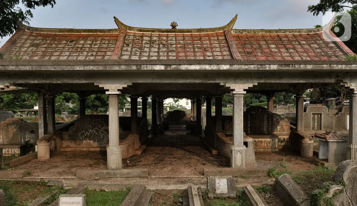 FOTO: Ratusan Kuburan China di TPU Kebon Nanas Terabaikan - Foto ...