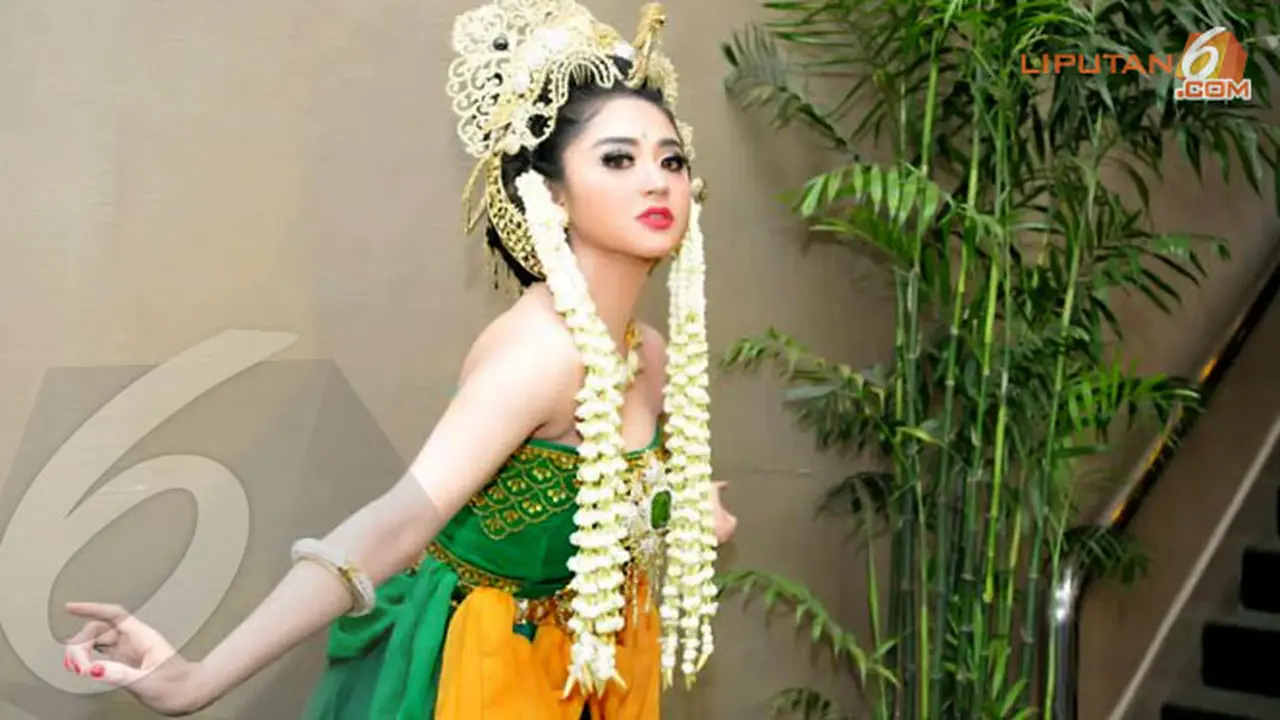Dewi Perssik, Foto dan Video Syur Bikin Masyhur - ShowBiz Liputan6.com