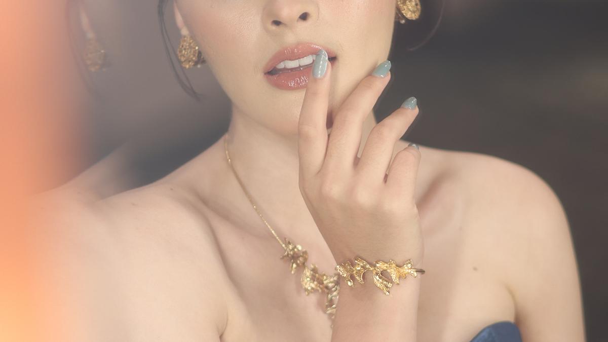 Outfit Memukau Jolene Marie tampil di Gala Premiere Angel Pol dengan ...