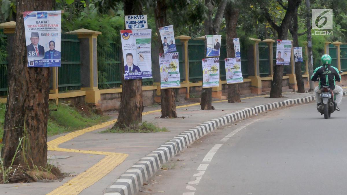 FOTO: Poster Caleg Merusak Pohon di Ciater Tangsel