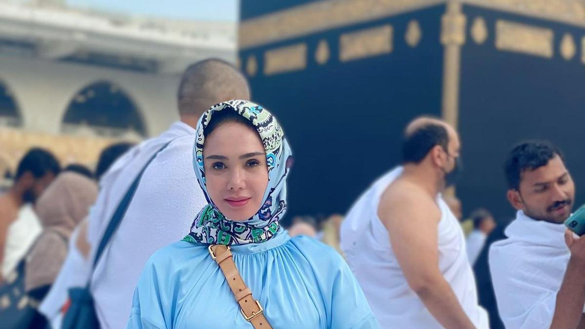 10 Potret Yuni Shara Tampil Berhijab Saat Umrah, Bikin Pangling - Photo Fimela.com