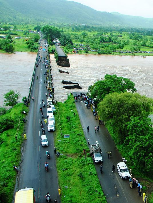 Jembatan Runtuh Tersapu Banjir, 22 Orang Hanyut - Foto Liputan6.com