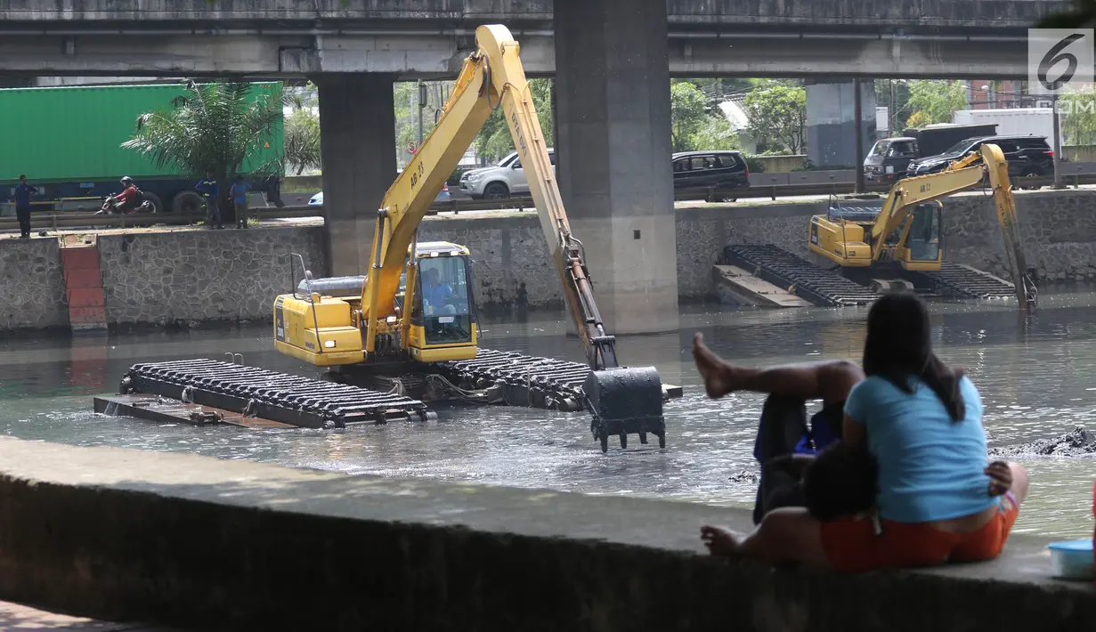 FOTO: Antisipasi Banjir, Pengerukan Waduk Grogol Jadi Tontonan Warga - Foto Liputan6.com
