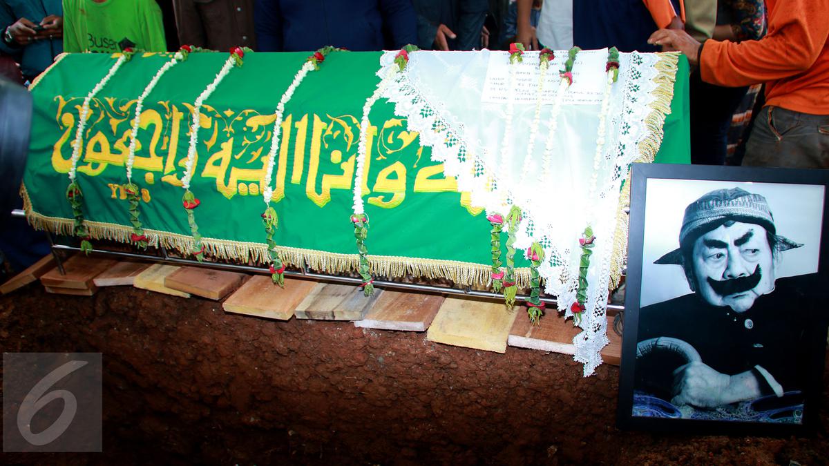Proses Pemakaman Pak Raden di TPU Jeruk Purut - Foto Liputan6.com