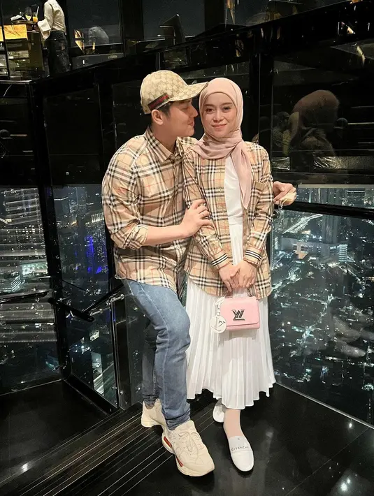 Potret Lesti Kejora dan Rizky Billar Pakai Baju Couple, Tampil Romantis - Foto Liputan6.com