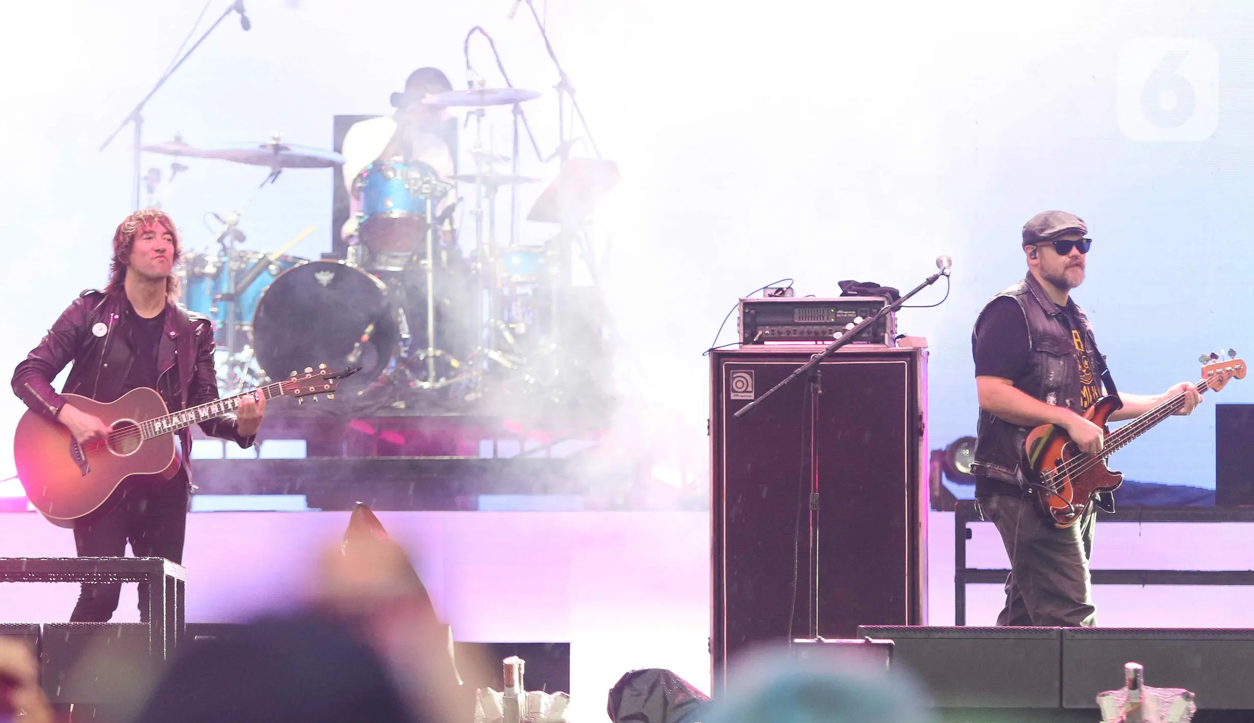 Aksi Panggung Plain White T's di Soundrenaline 2022 - Foto Liputan6.com