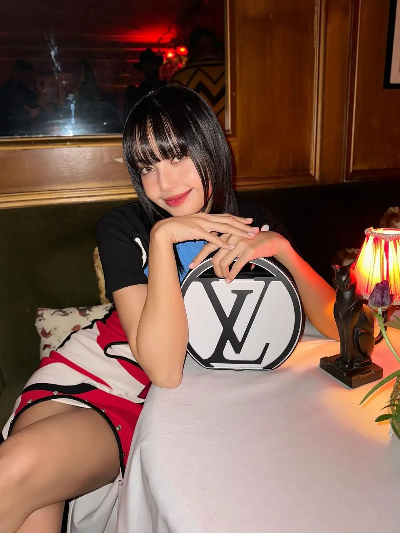 Aura CEO Lisa BLACKPINK di Show Louis Vuitton, Pamer Perut Rata Lewat Crop Top Keemasan ...