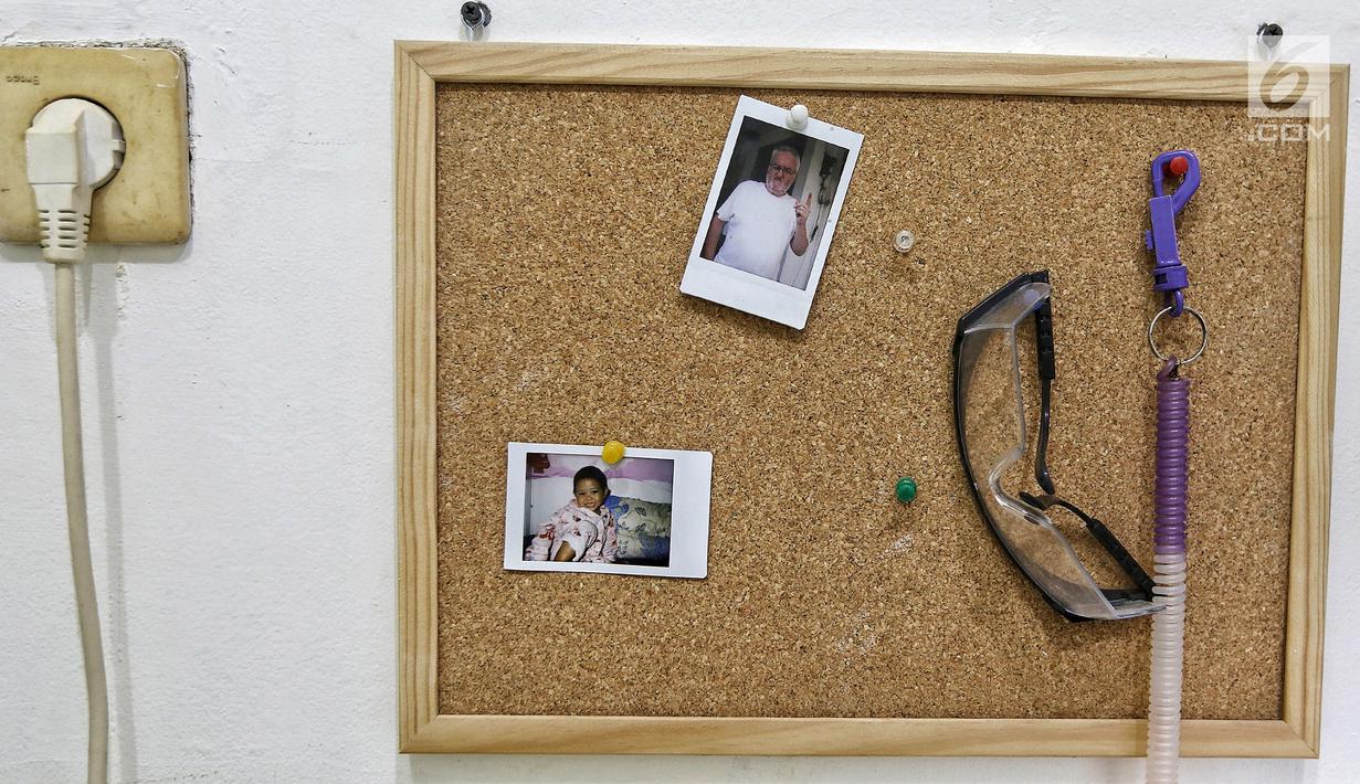 FOTO: Potret Rizwan Ilyasin si Pembuat Bola Mata Palsu - Foto Liputan6.com