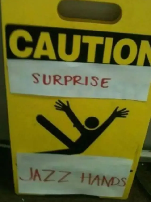 10 Potret Kocak Penanda Lantai Licin Ini Bikin Tepuk Jidat - Hot ...