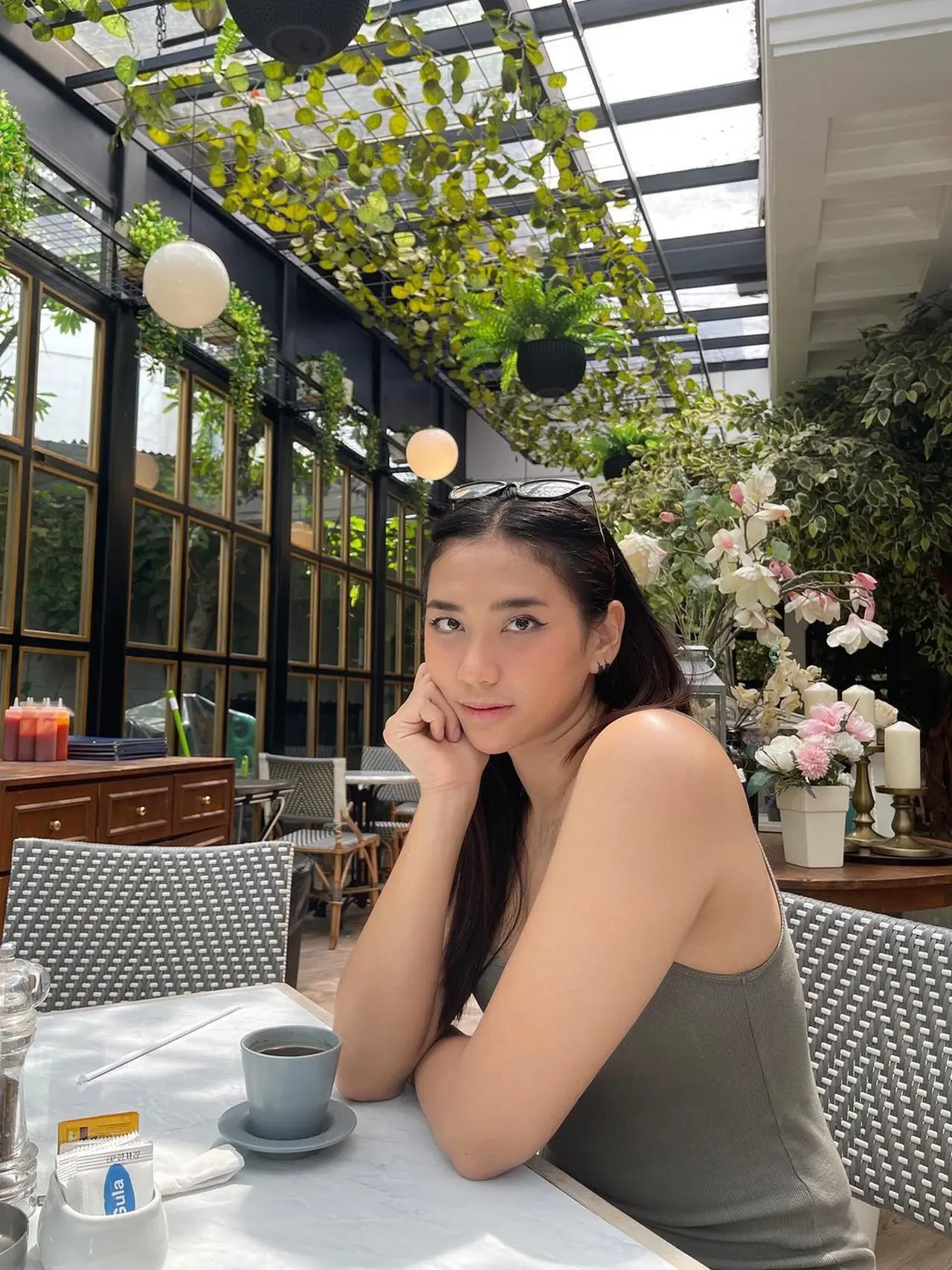 7 Potret Atlet Voli Yolla Yuliana di Luar Lapangan, Penampilannya Curi ...