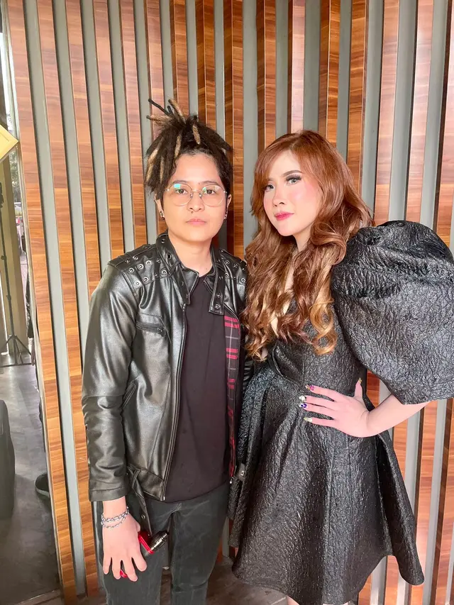 Penyanyi Angie Rey Nyanyikan Lagu Ciptaan Mita The Virgin Berjudul ...