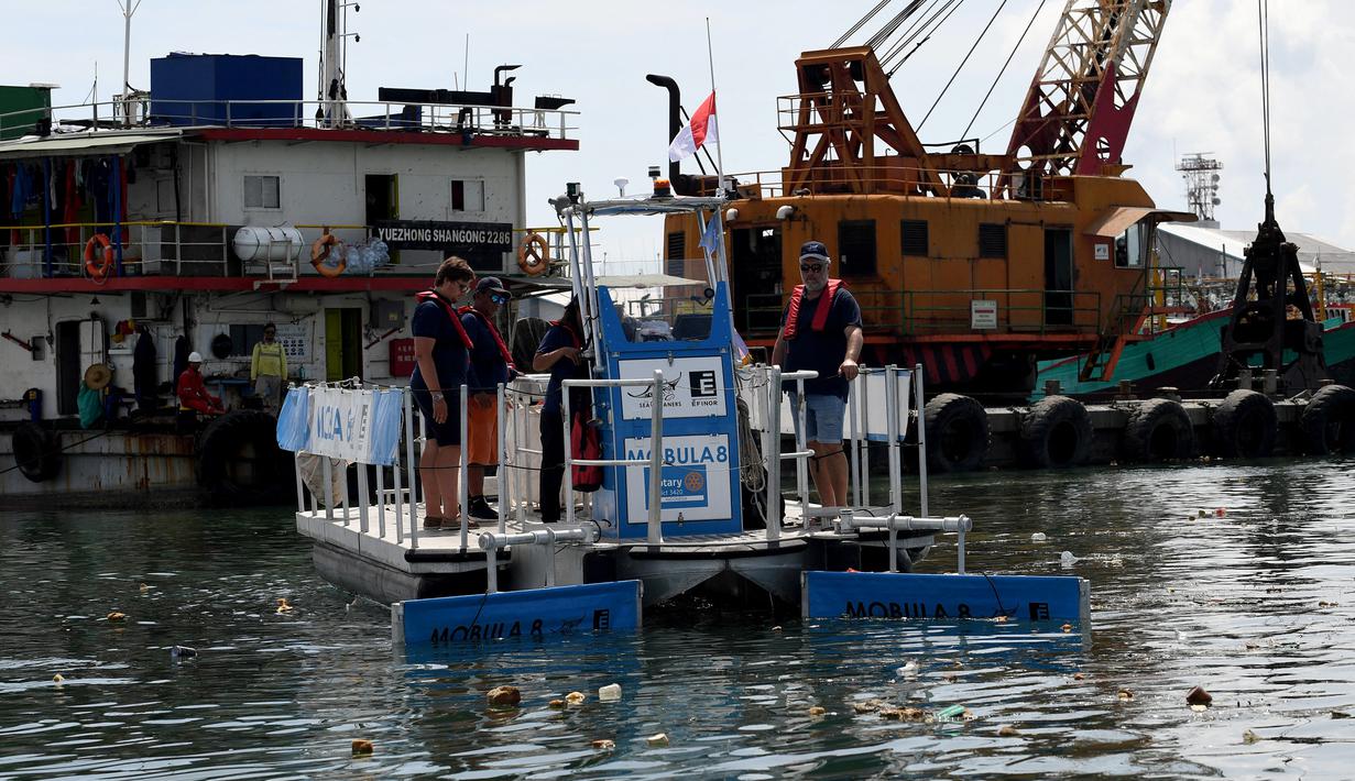 Kapal Pembersih Sampah Mobula 8 Dioperasikan di Perairan Bali - Foto ...