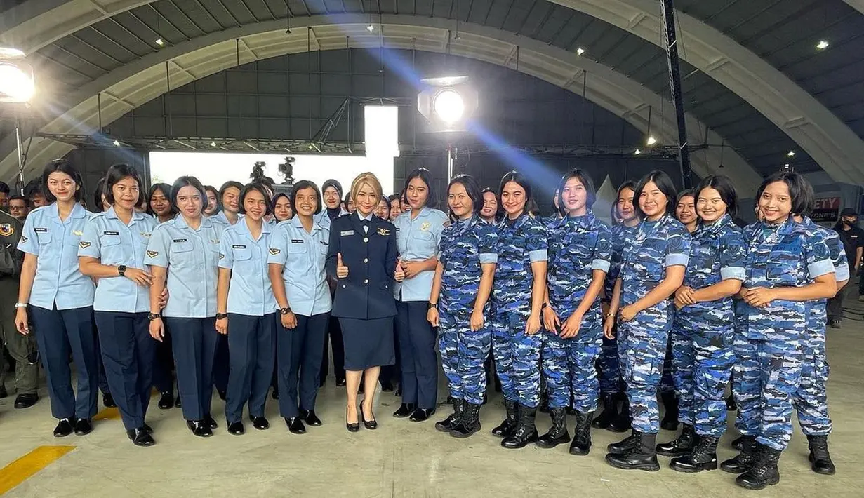 Inul Daratista Pose Bareng TNI Angkatan Udara, Pakai Seragam Militer ...