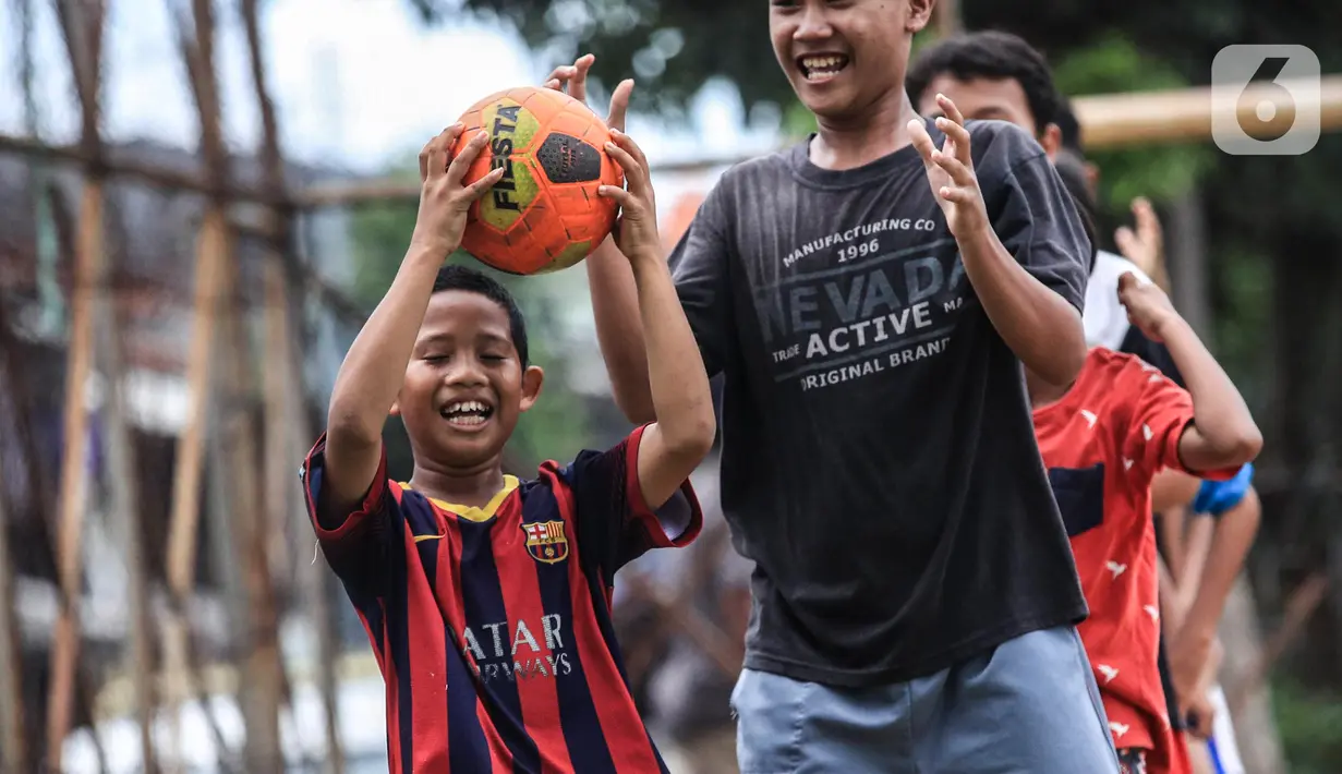 FOTO: Keceriaan Anak-Anak Berlatih Sepak Bola di Pinggiran Kanal Banjir ...