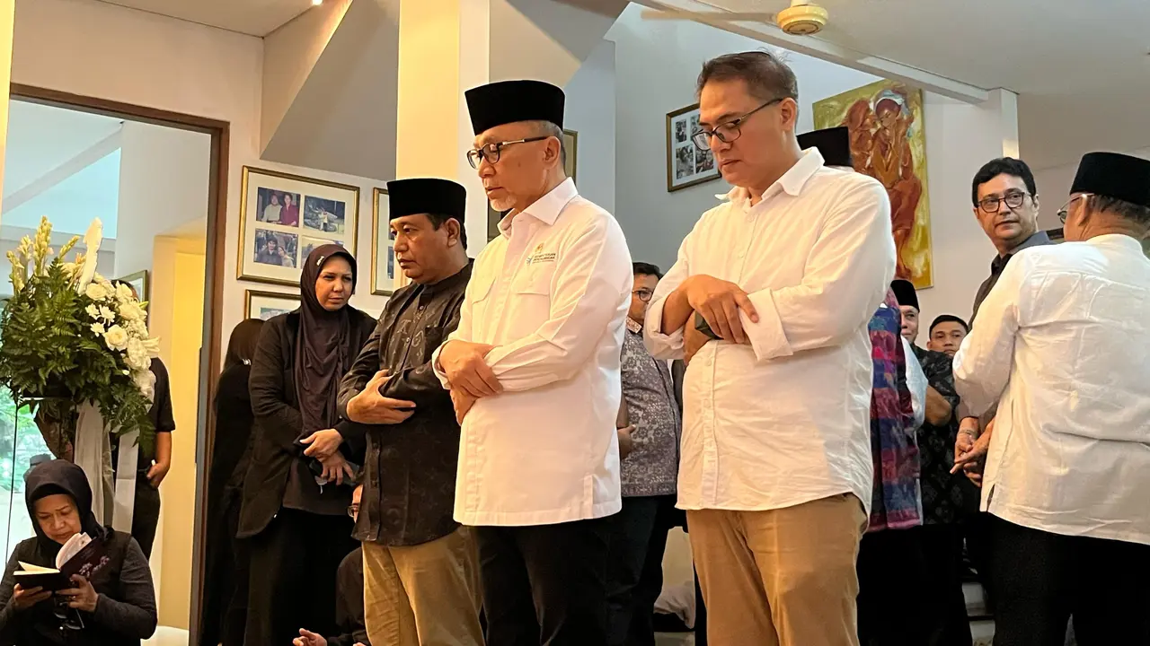 Melayat ke Rumah Duka Rizal Ramli, Zulhas: Sahabat Aktif Pendiri PAN ...