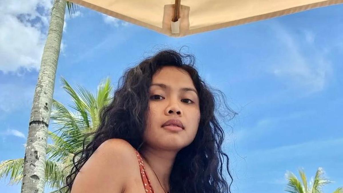 9 Gaya Dea Panendra Pemeran Khansa dalam Film Jakarta Vs Everybody ...