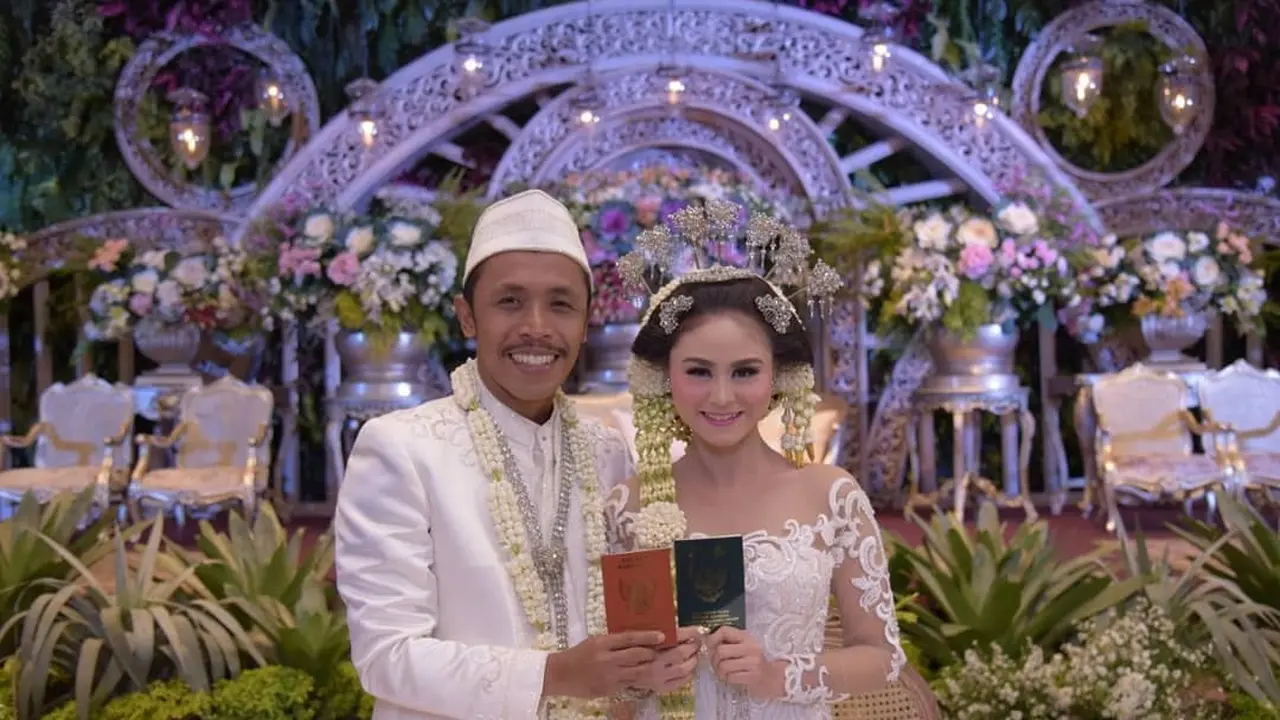 7 Potret Kenangan Manis Furry Setya ‘Mas Pur’ dan Dwinda Ratna, Resmi ...