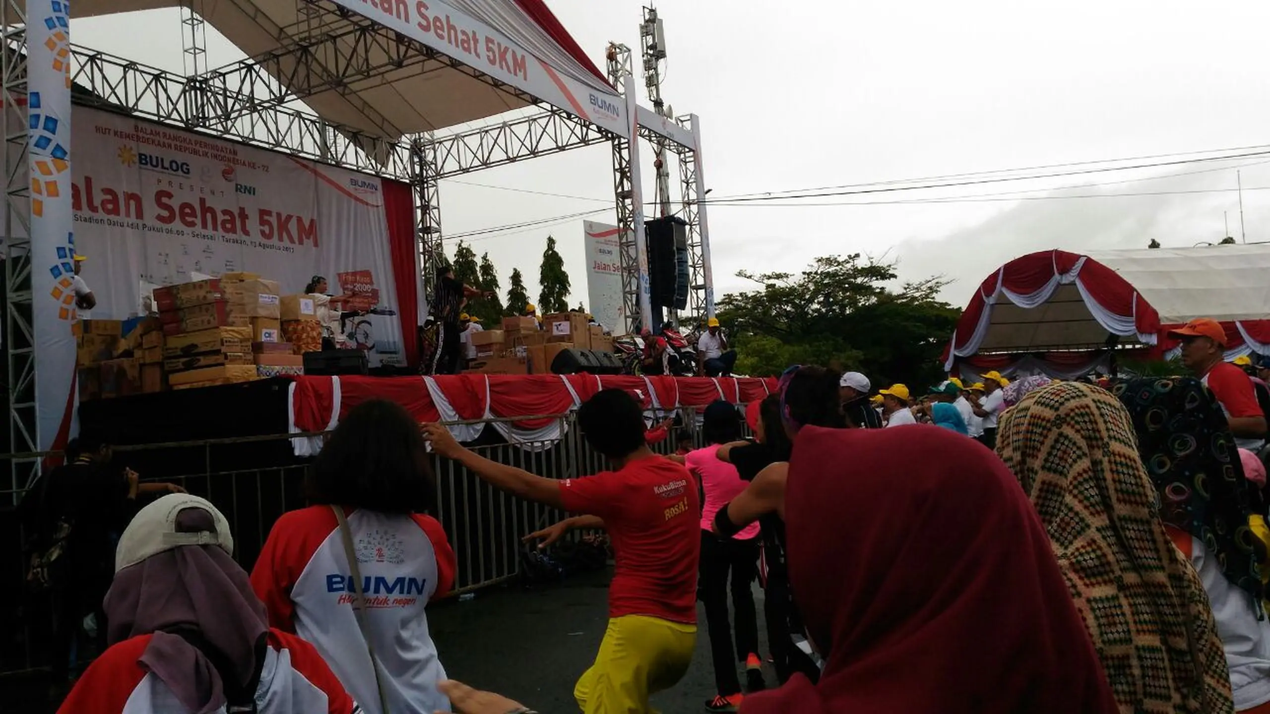 Goyang Despacito Sambut Hujan Pagi di Tarakan