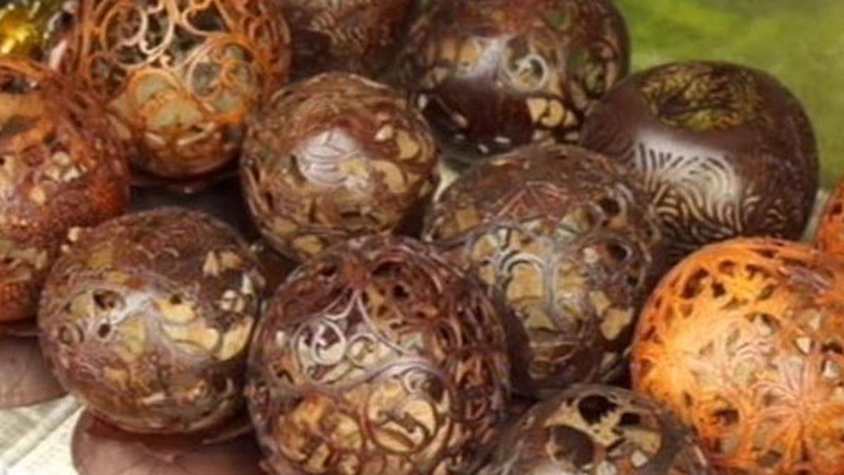 Batok Kelapa Disulap Jadi Barang Mewah