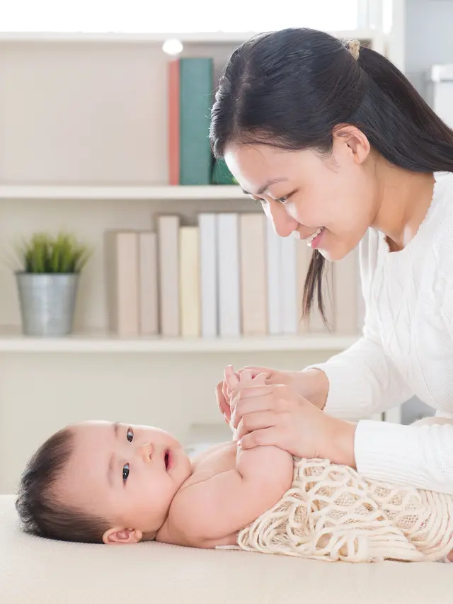 5 Manfaat Pijat untuk Bayi yang Penting Diketahui Orang Tua - Parenting Fimela.com