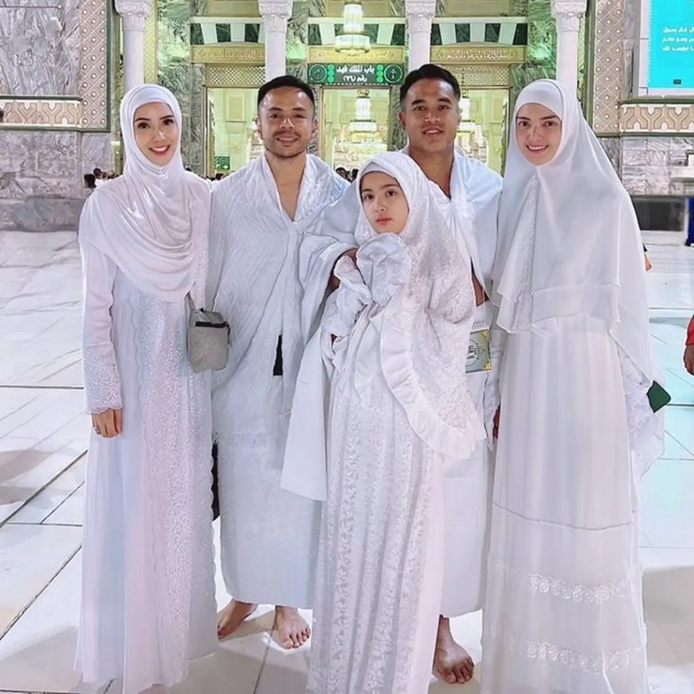 Cantiknya Bikin Adem, Ini 6 Potret Nia Ramadhani Saat Umrah