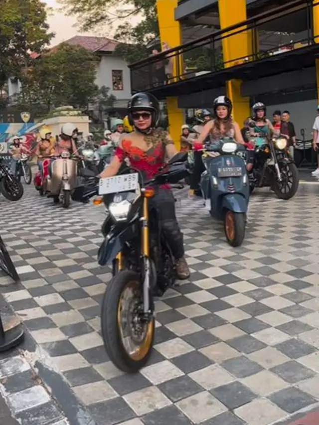 Peringati Hari Kartini, Ini 6 Potret Artis Wanita Naik Sepeda Motor Pakai Kebaya - Hot Liputan6.com