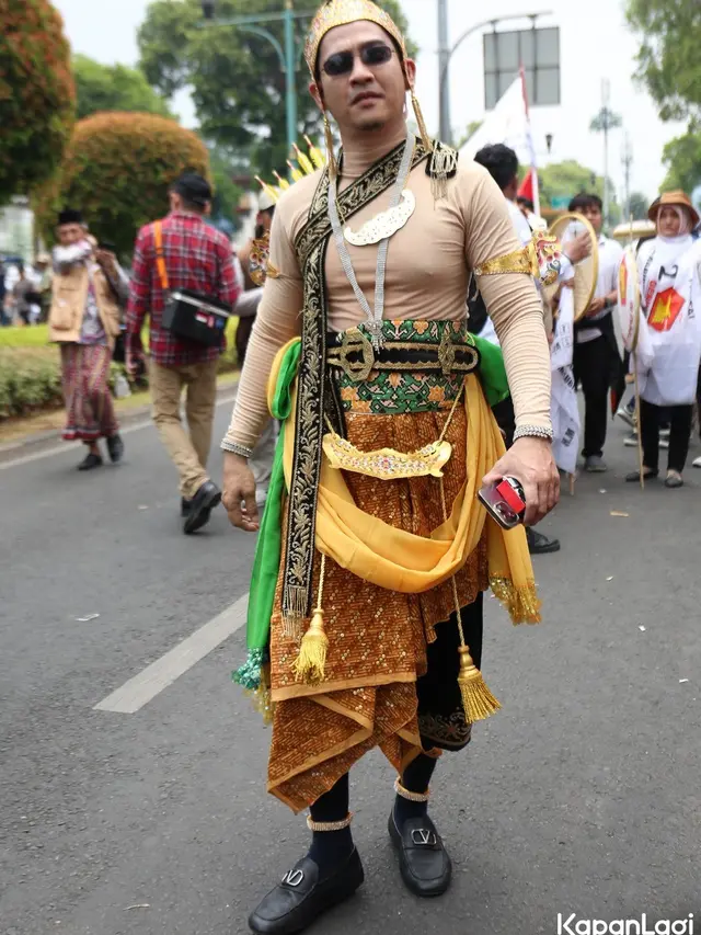 Potret Artis Berkostum Wayang dan Alas Kaki Mewah Mengantar Pasangan Prabowo Subianto dan Gibran ...