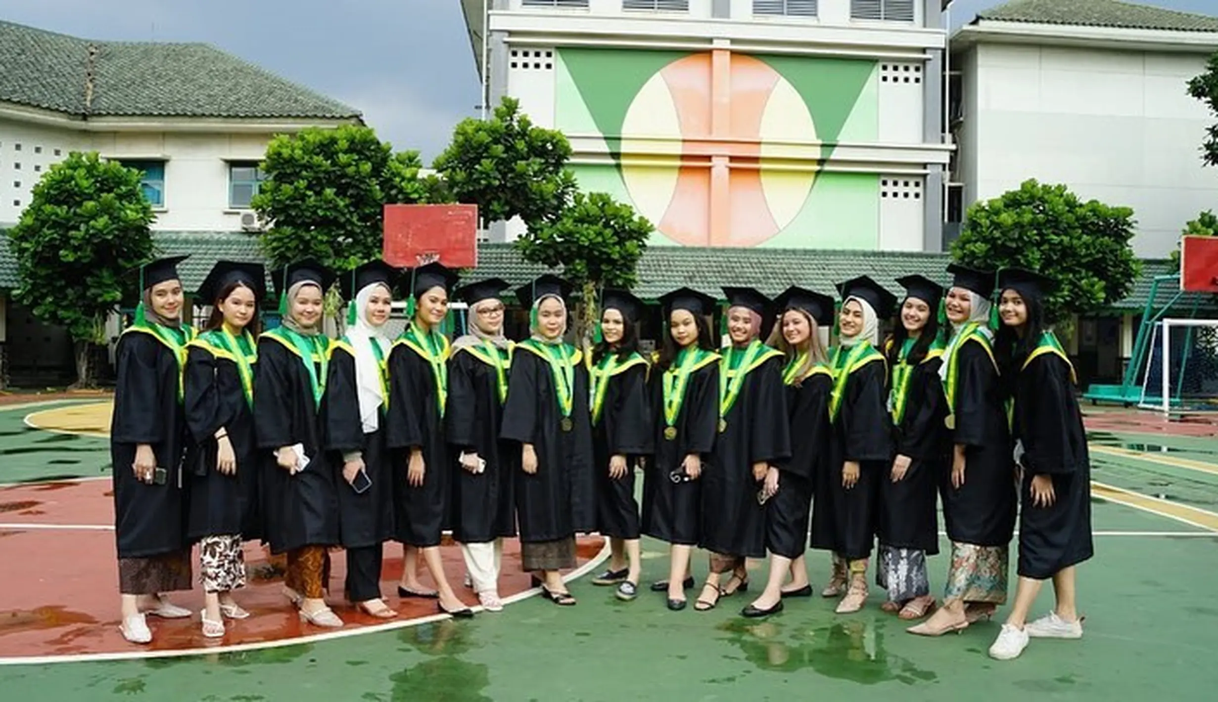 Lulus 2021 Lalu, Ini Momen Bahagia Kelulusan SMA Azizah Salsha - Foto ...