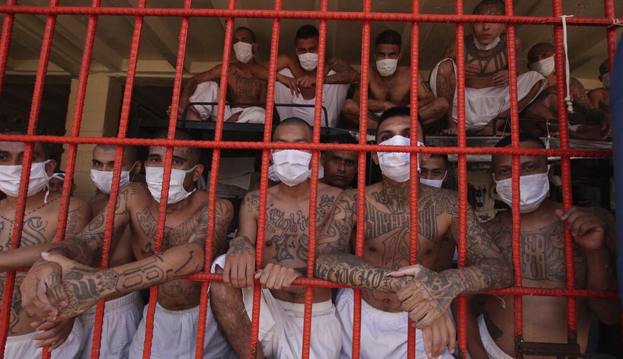 FOTO: Potret Anggota Geng Penghuni Penjara El Salvador - Foto Liputan6.com